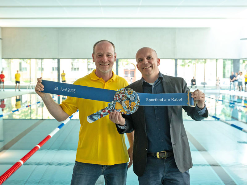Schlüsselübergabe als symbolischer Meilenstein für das Sportbad am ...