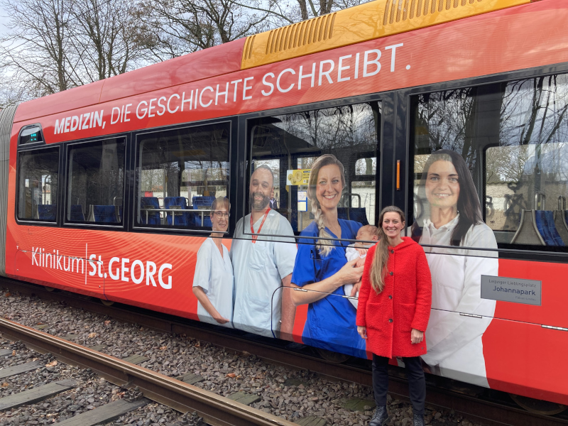 Neue St. Georg Straßenbahn unterwegs: Klinikum zeigt frisches Design ...